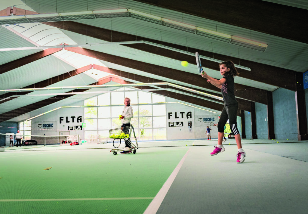 Gewinnt eine Woche an der First Line Tennis Academy - tennis MAGAZIN